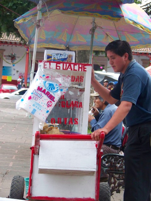 Tostadas y tortas de carne apache. lo mas tipido de este lugar ...