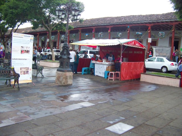 Tostadas y tortas de carne apache. lo mas tipido de este lugar ...